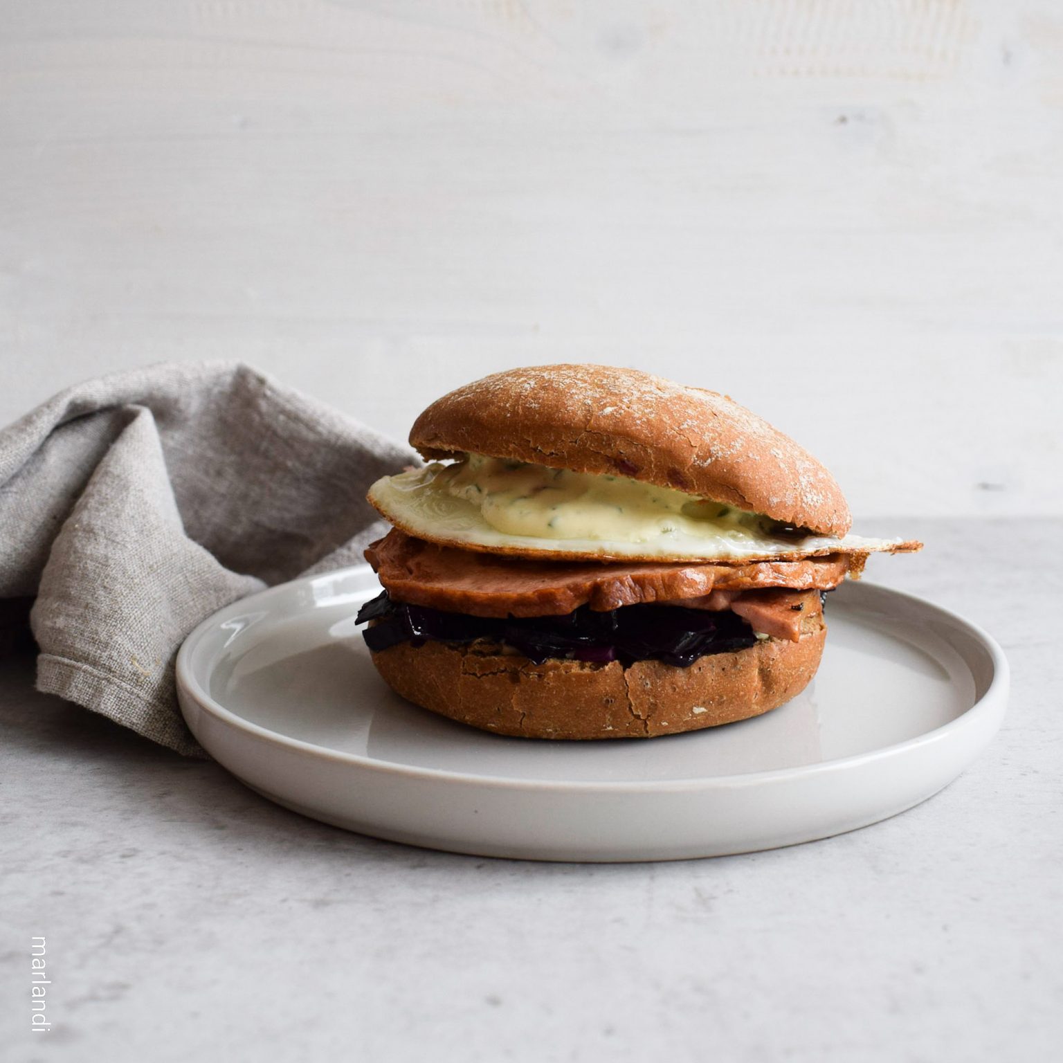 Rustikaler Burger mit Leberkäse & Rotkohl | marlandi
