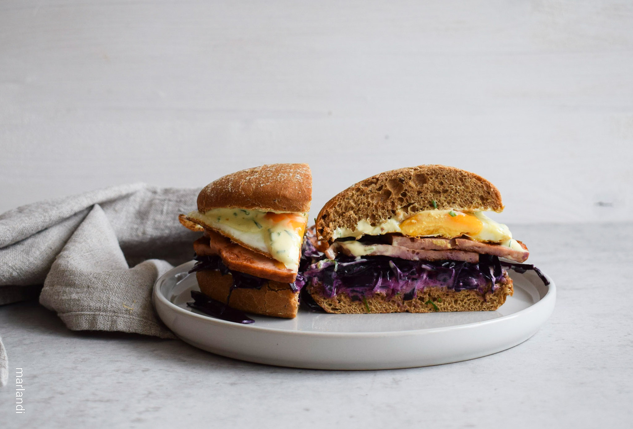 Rustikaler Burger mit Leberkäse & Rotkohl | marlandi